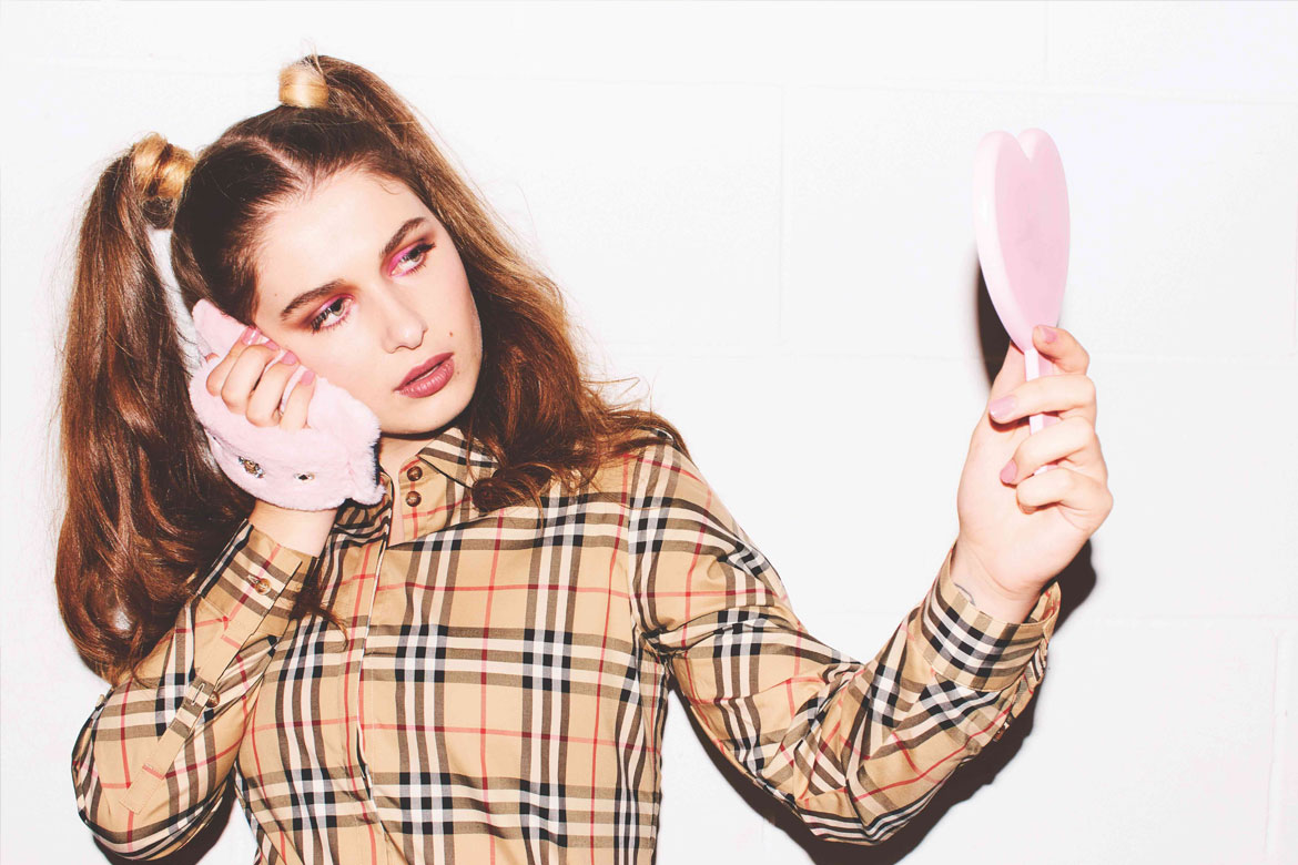 Baby Queen veröffentlicht mit "The Yearbook" ein gutes Debüt-Album ...