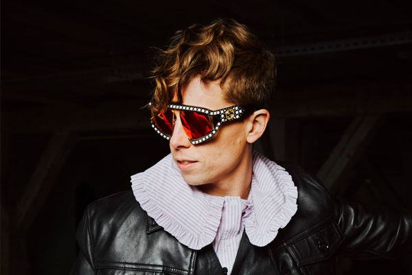 Der dänische Singer/Songwriter Mads Langer überzeugt mit ...