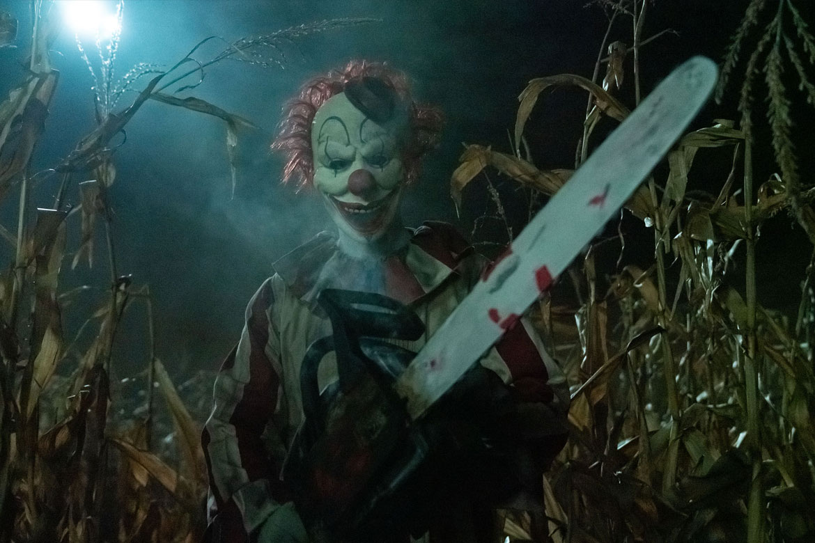"Clown in a Cornfield" – genreüblicher Teenieslasher mit großem ...